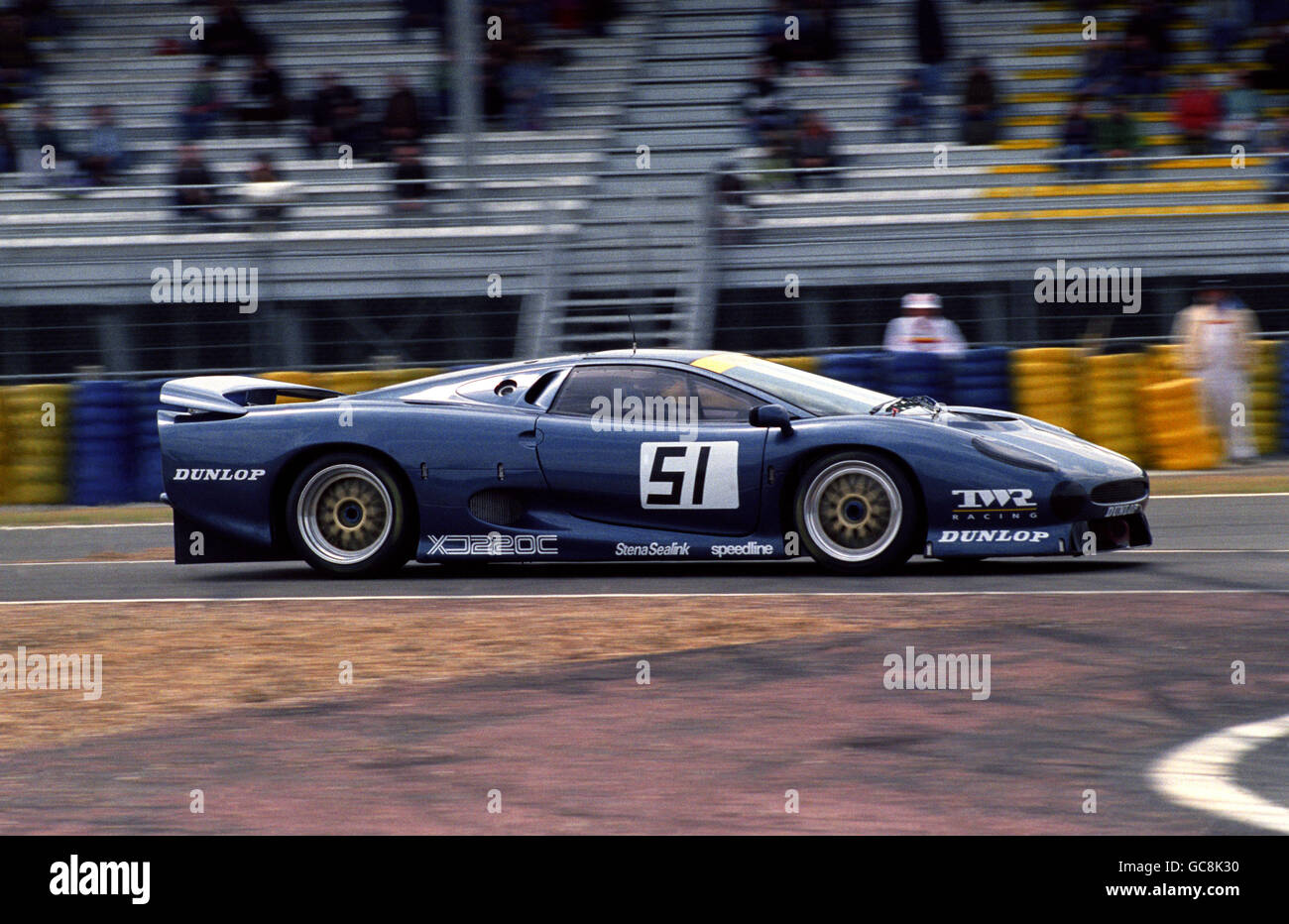 David Brabham conduit une Jaguar XJ220 le Mans à travers le Ford ...