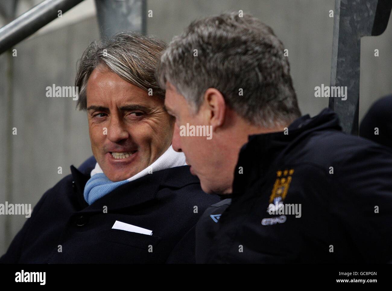 Manchester city manager roberto mancini gauche directeur adjoint brian ...