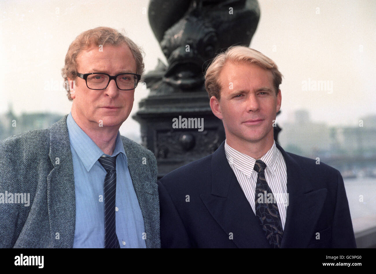 MICHAEL CAINE (L) ET JASON CONNERY FONT UNE PAUSE DANS LE TOURNAGE DE ...