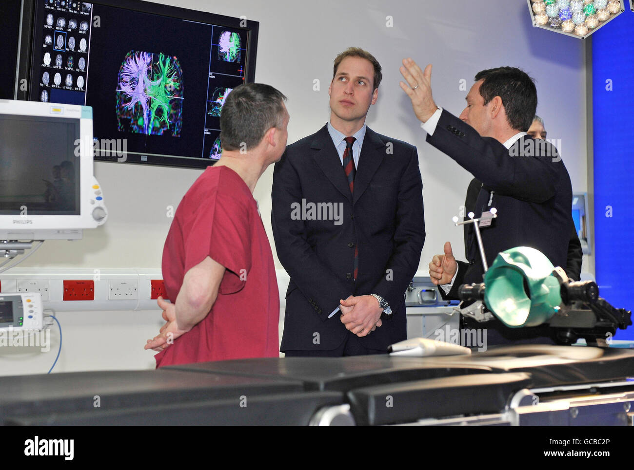 Le Prince William parle au directeur du théâtre Steve Allen (à gauche ...