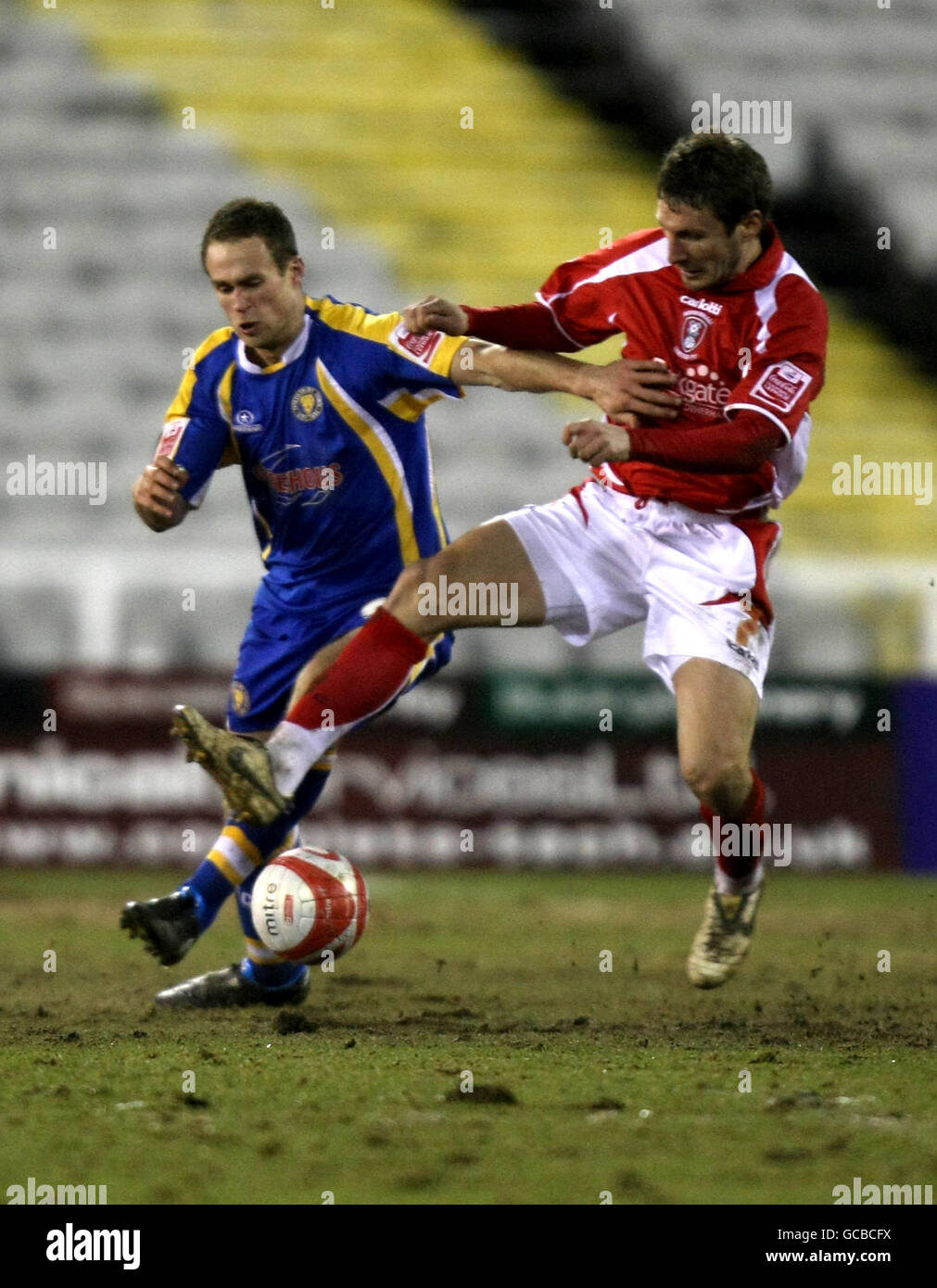 Rotherham uniteds mickey cummins et shrewsbury villes dave hibbert ...