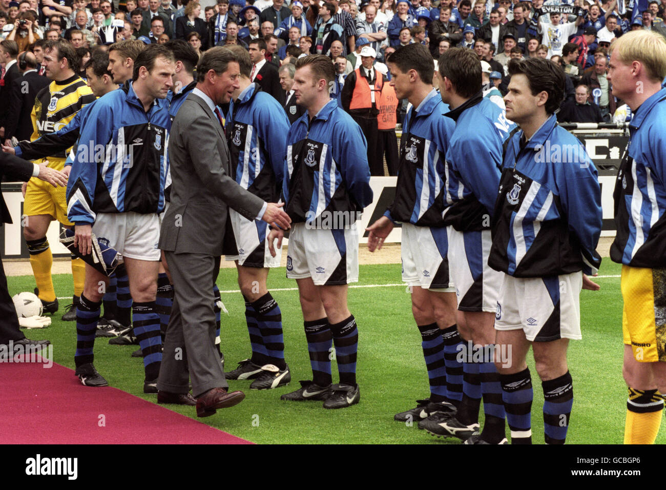 LE CAPITAINE DAVE WATSON D'EVERTON (L) PRÉSENTE LE PRINCE DE GALLES À ...