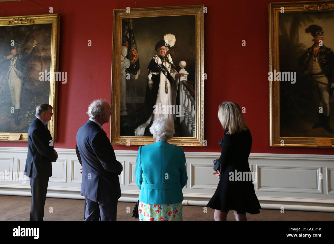 La reine Elizabeth II (centre) avec le duc de Buccleuch et artiste ...