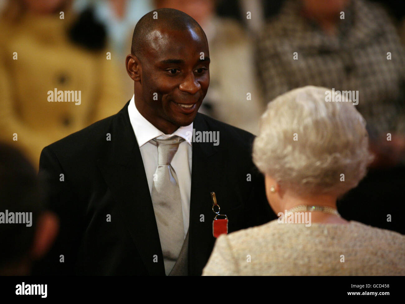 Jason roberts fait mbe par la reine elizabeth ii le palais de ...