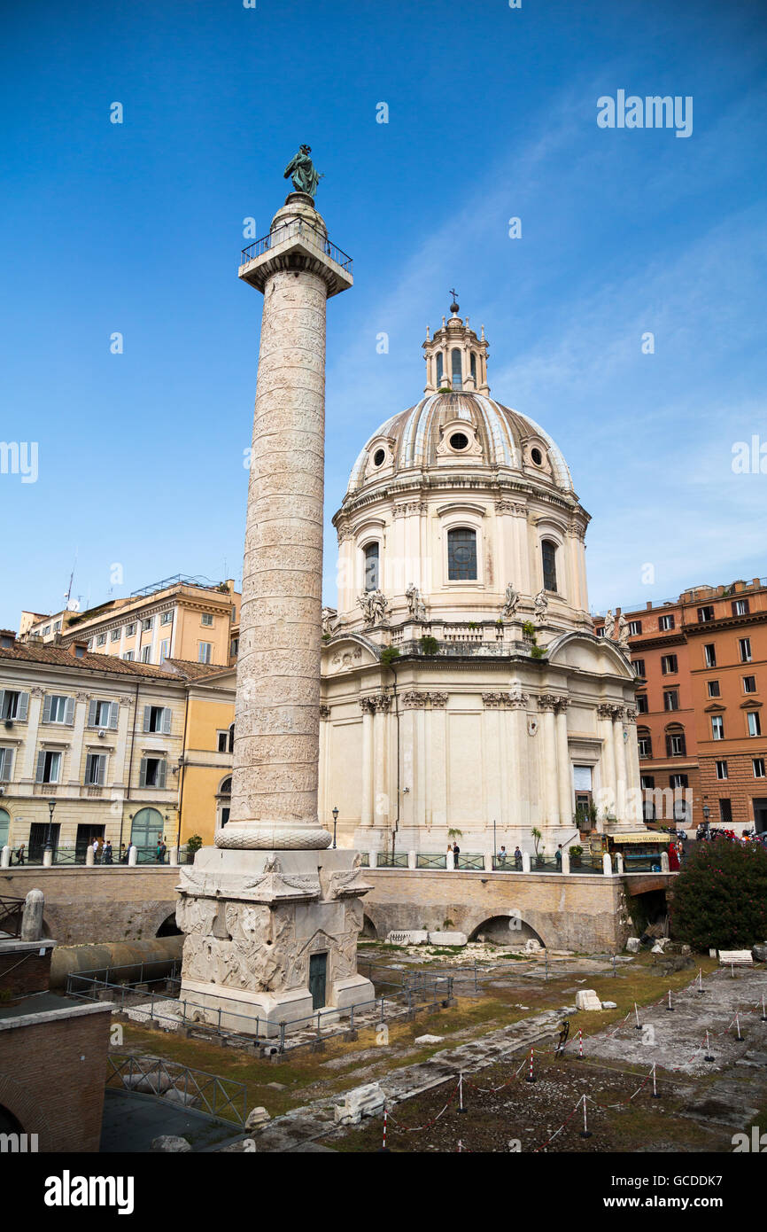 La Colonne Trajane au centre ville de Rome, Italie Photo Stock - Alamy