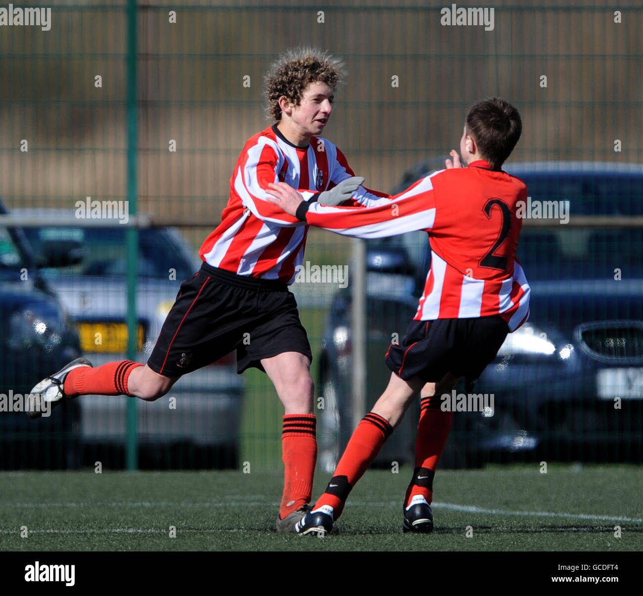 Matt Cotton (à gauche) célèbre son but pour Lincoln City moins de 14 ...