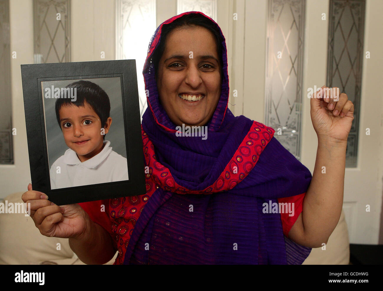 Akila Naqqash tient une photo de son fils Sahil Saeed, 5 ans, dans la ...