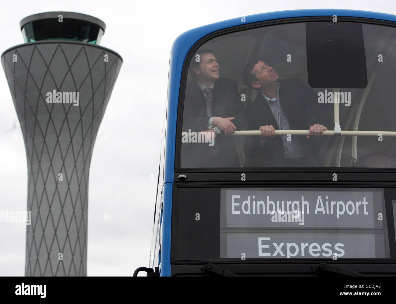 Directeur général de l'aéroport d'Édimbourg Gordon Dewar (à droite) et ...