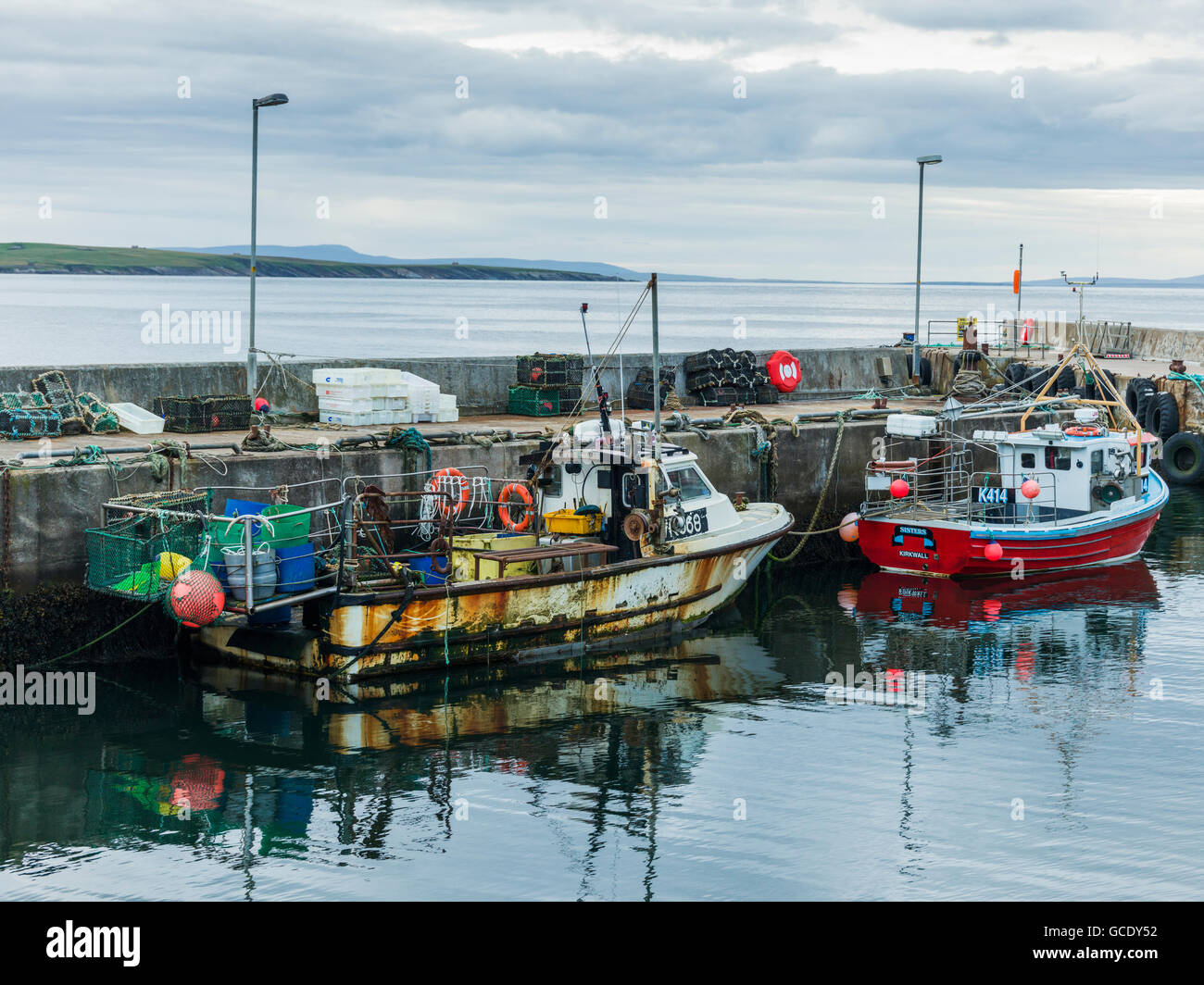 Les bateaux de pêche amarrés dans le port tranquille ; John O'Groats ...