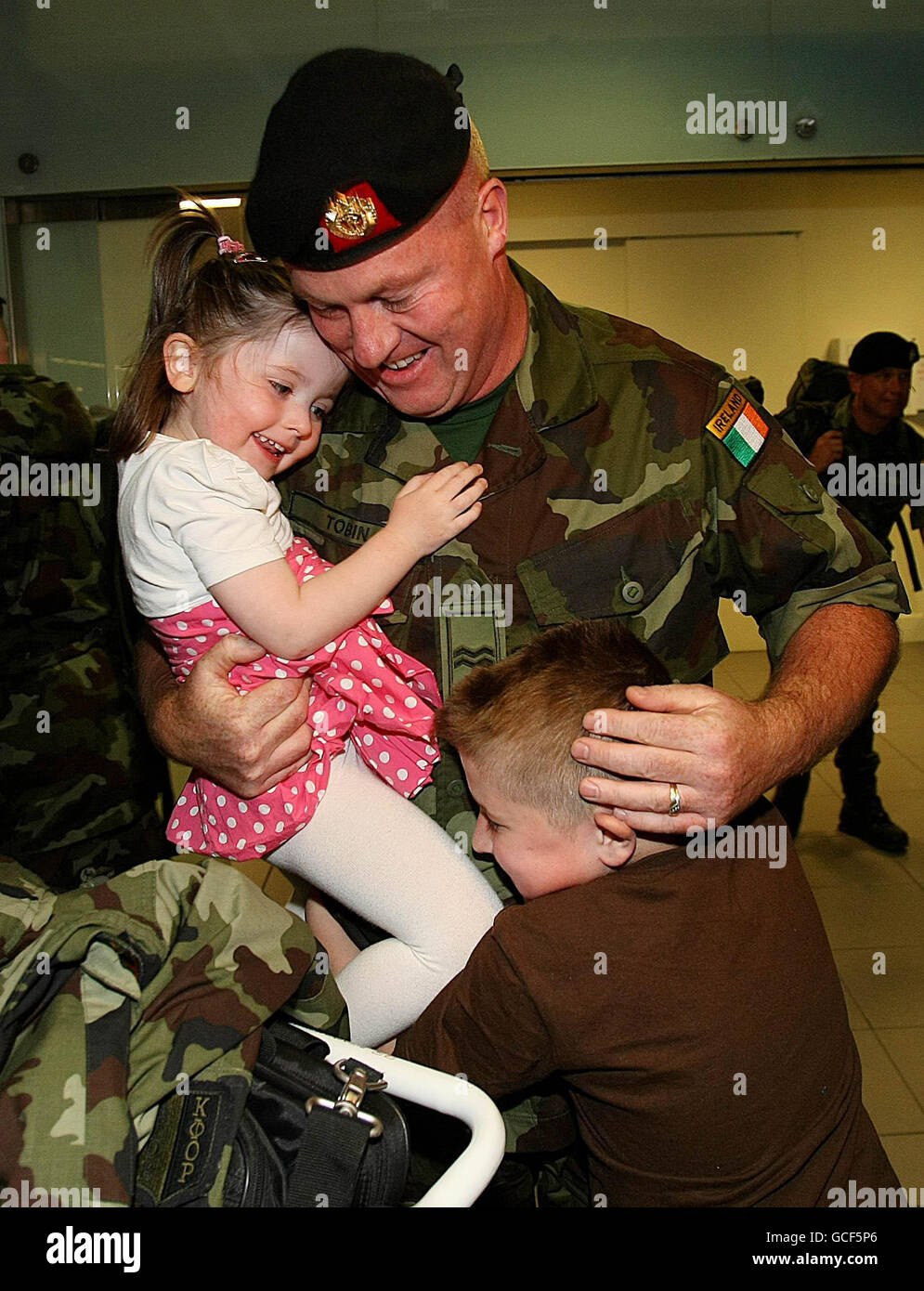 Le Cpl Robbie Tobin avec sa fille Alisha et son fils Leon à son retour ...