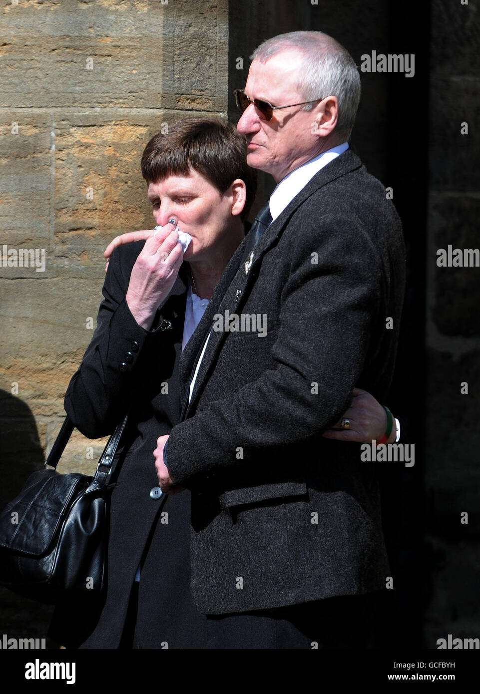 Mère Linda et Père Steven Cockburn regardent comme le cercueil du fils ...
