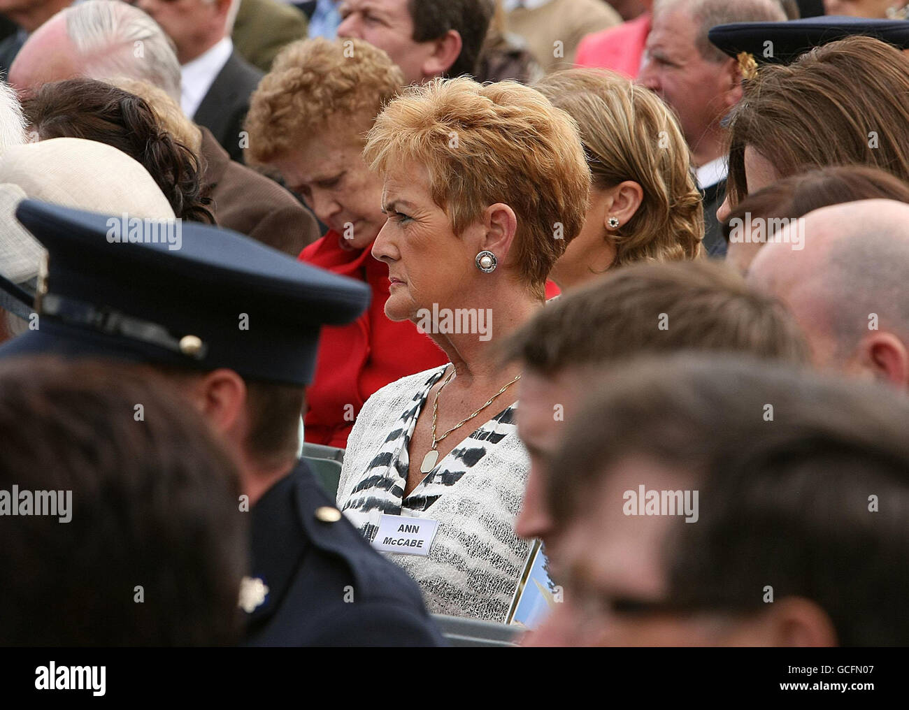 Ann McCabe, veuve de Jerry McCabe, pendant un service dans les jardins ...