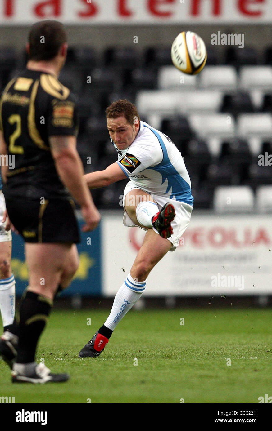 Rugbyu ospreys action pitch ball mangms Banque de photographies et d ...