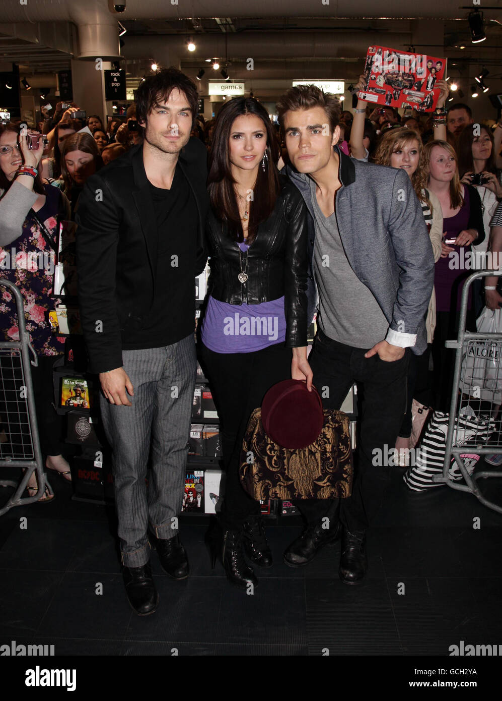 Ian somerhalder nina dobrev paul wesley Banque de photographies et d ...
