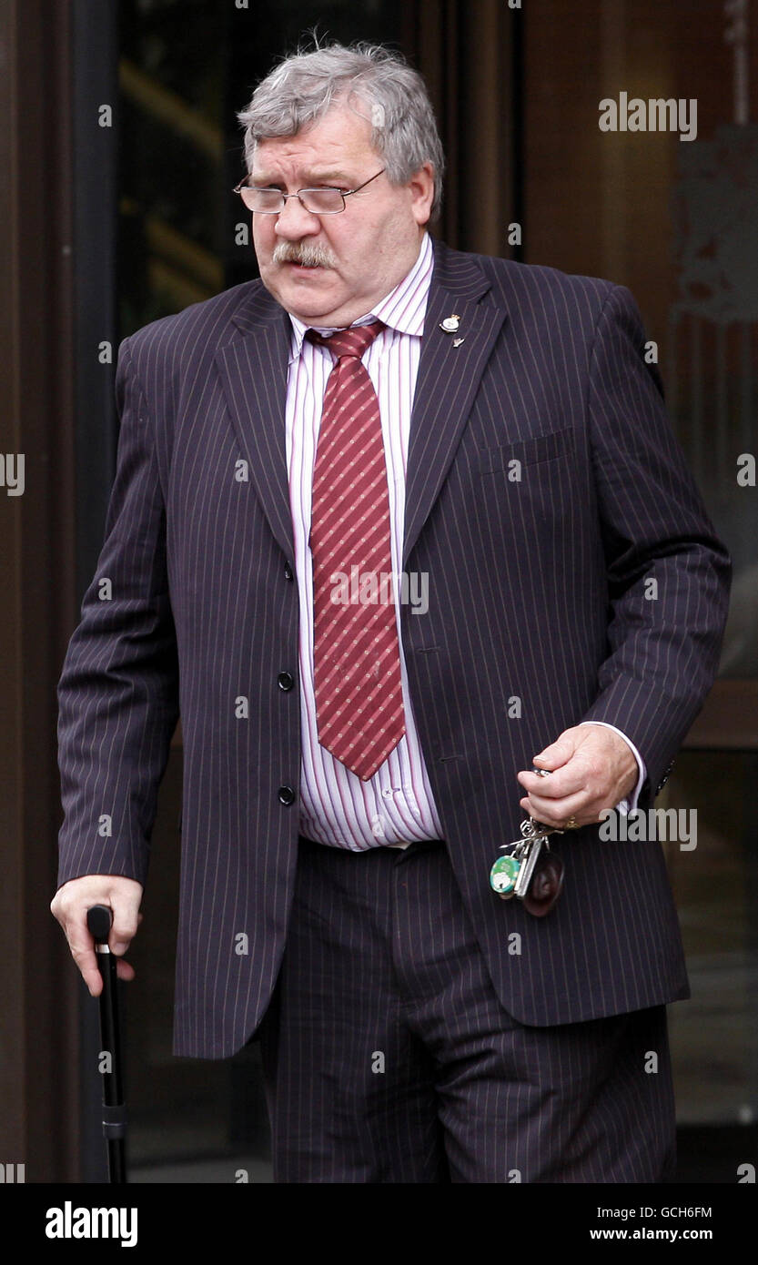 Joseph Igoe devant la haute Cour de Glasgow, où sa fille Caroline Igoe ...