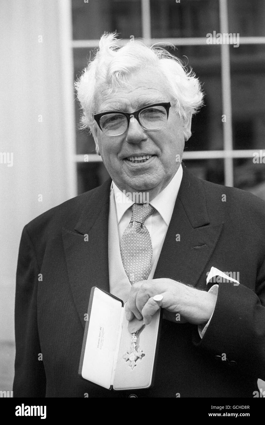 Arthur Negus, expert en antiquités à la télévision, devant Buckingham ...