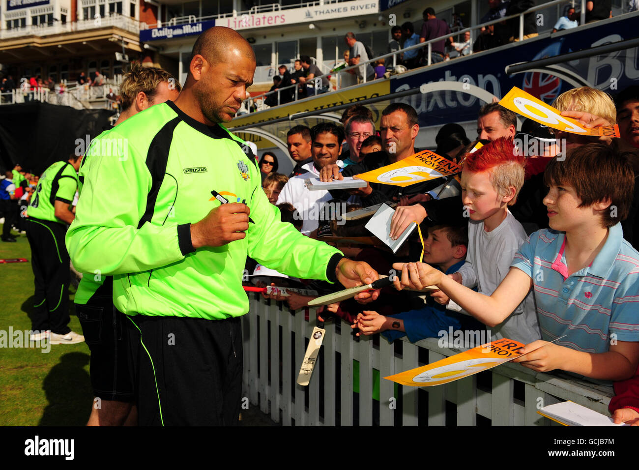 Surreys andrew symonds signe des autographes pour les fans Banque de ...