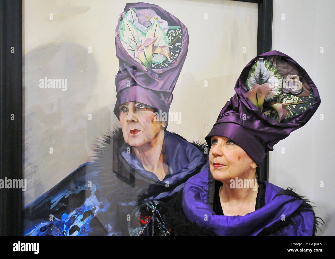 Peintre et romancier Molly Parkin, avec un tableau de l'artiste Darren ...