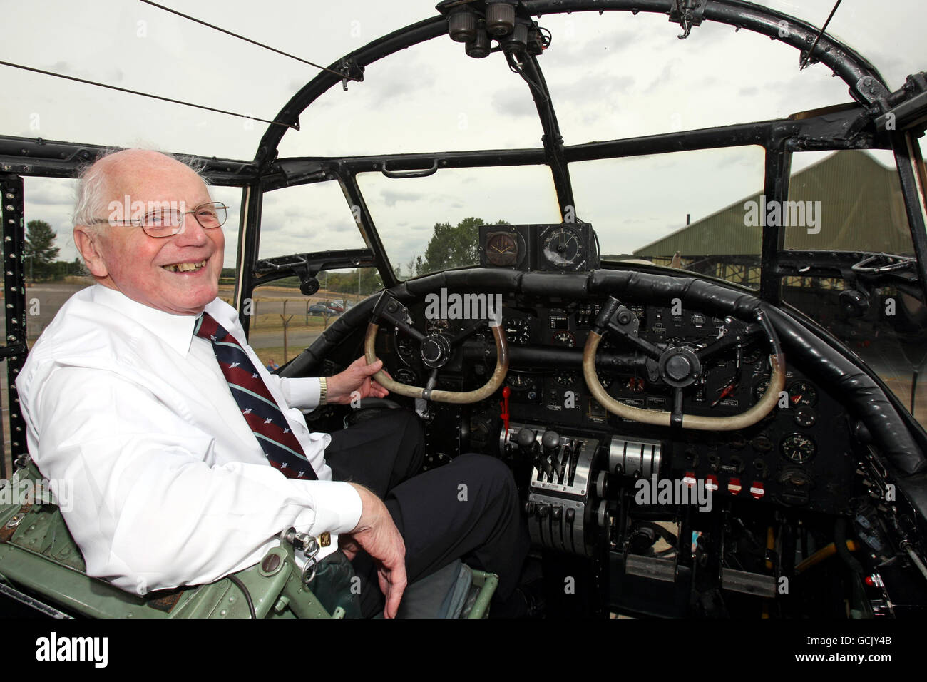 Le pilote de Lancaster Tom Payne est assis dans le poste de pilotage ...