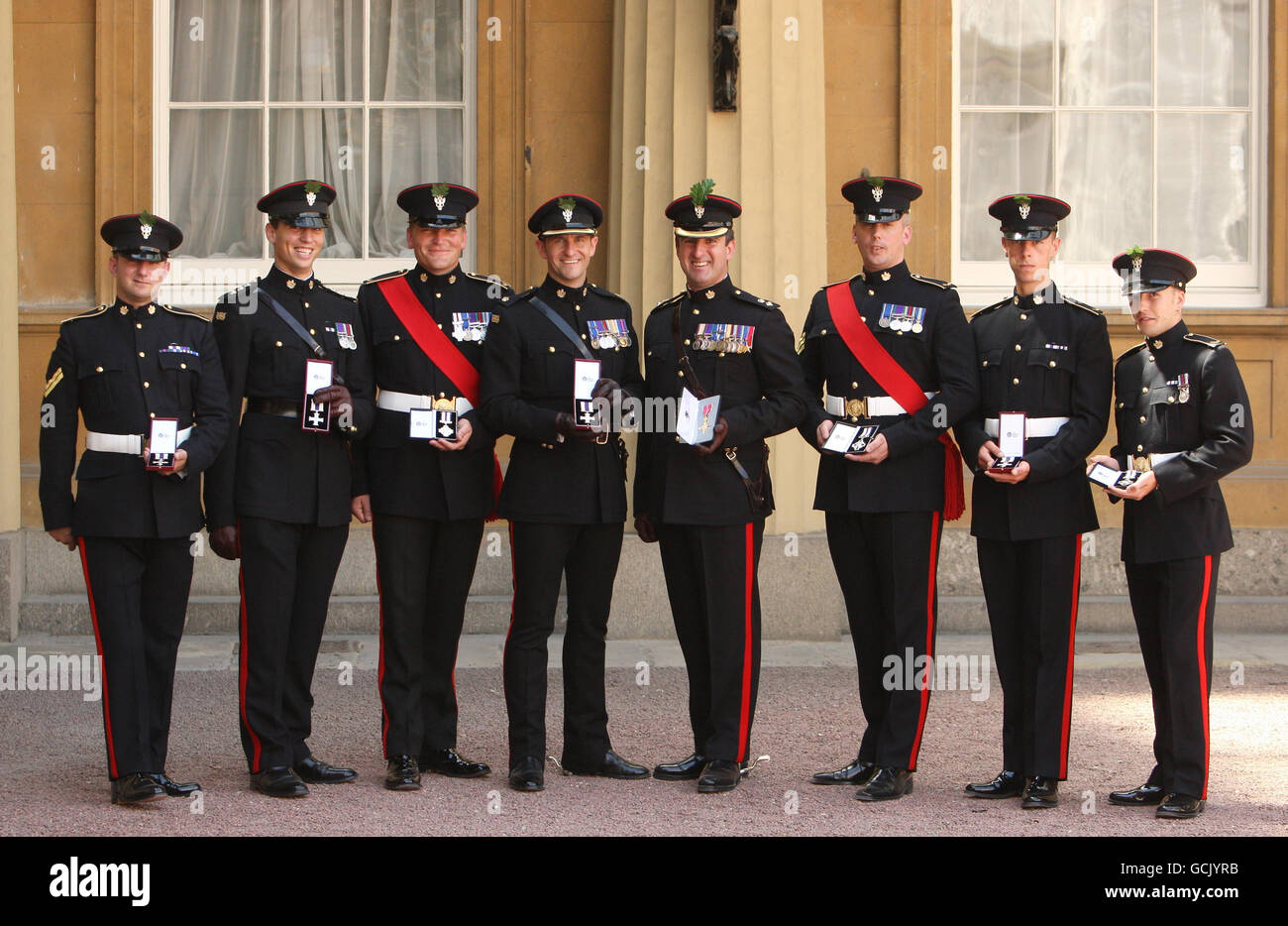 (De gauche à droite) Caporal Craig Adkin, (Croix militaire), Capitaine ...