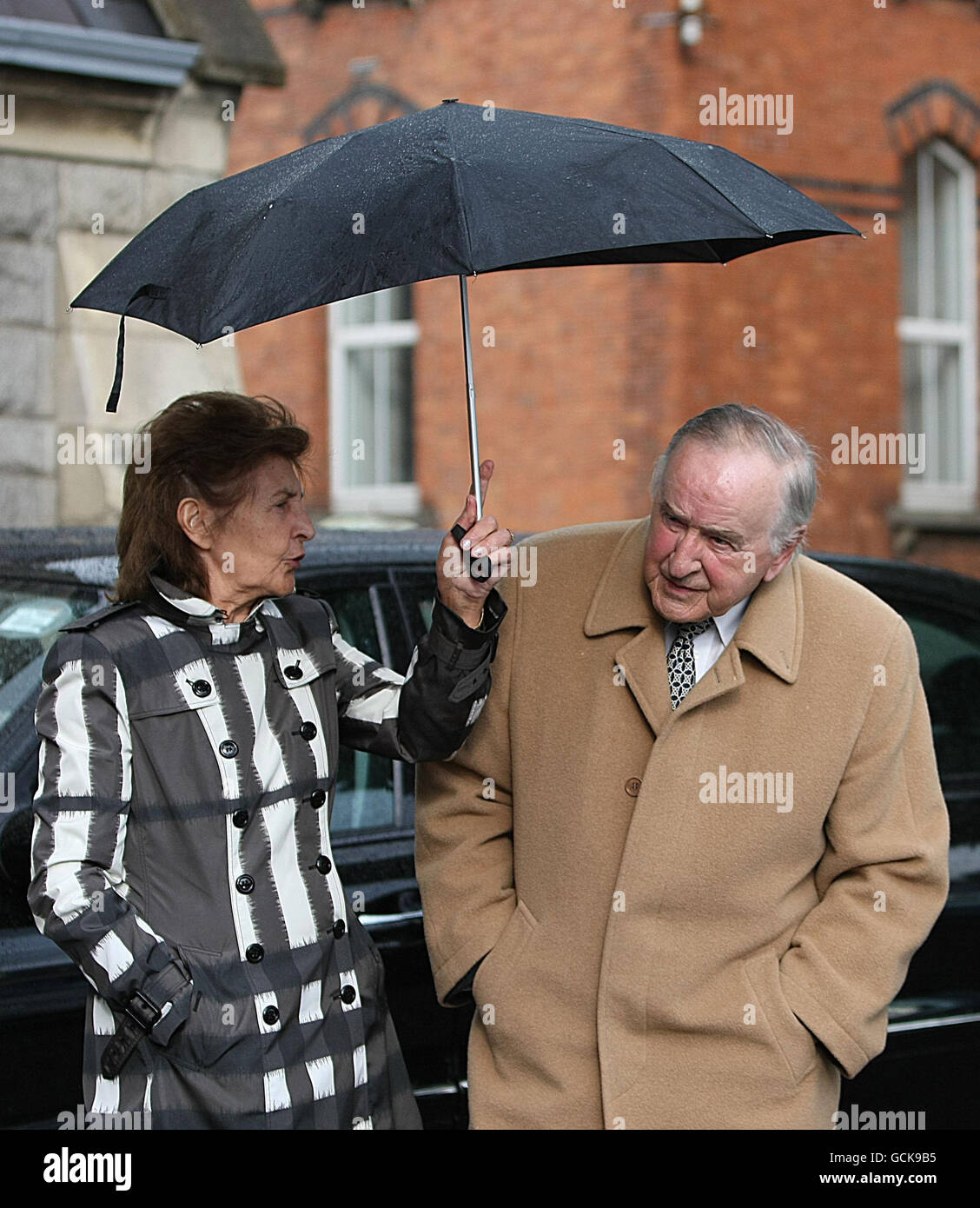 L'ancien Taoiseach Albert Reynolds avec son épouse Kathleen au service de renvoi de l'ancien ...