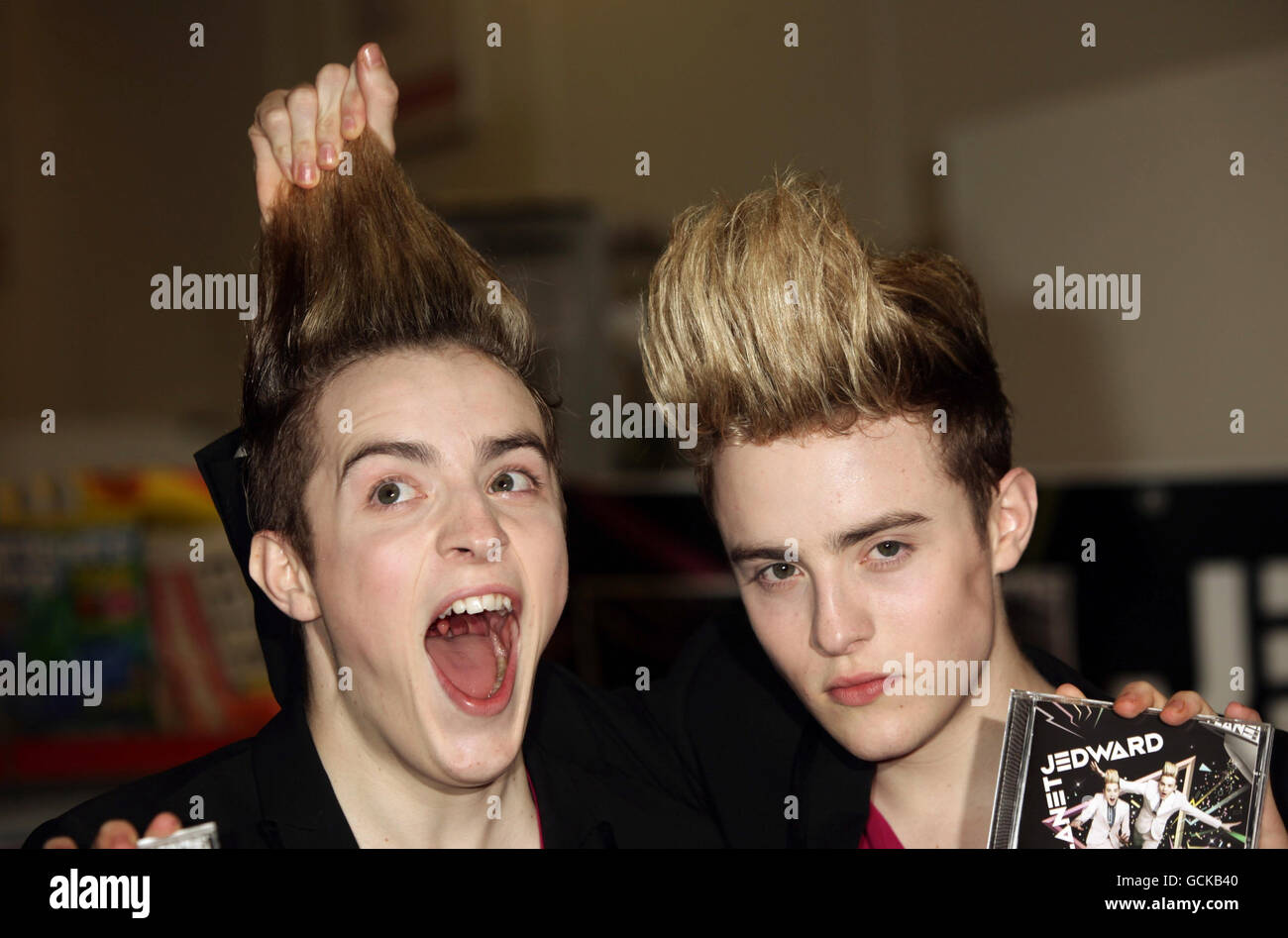 John et Edward (à gauche) Grimes, mieux connu sous le nom de Jedward ...