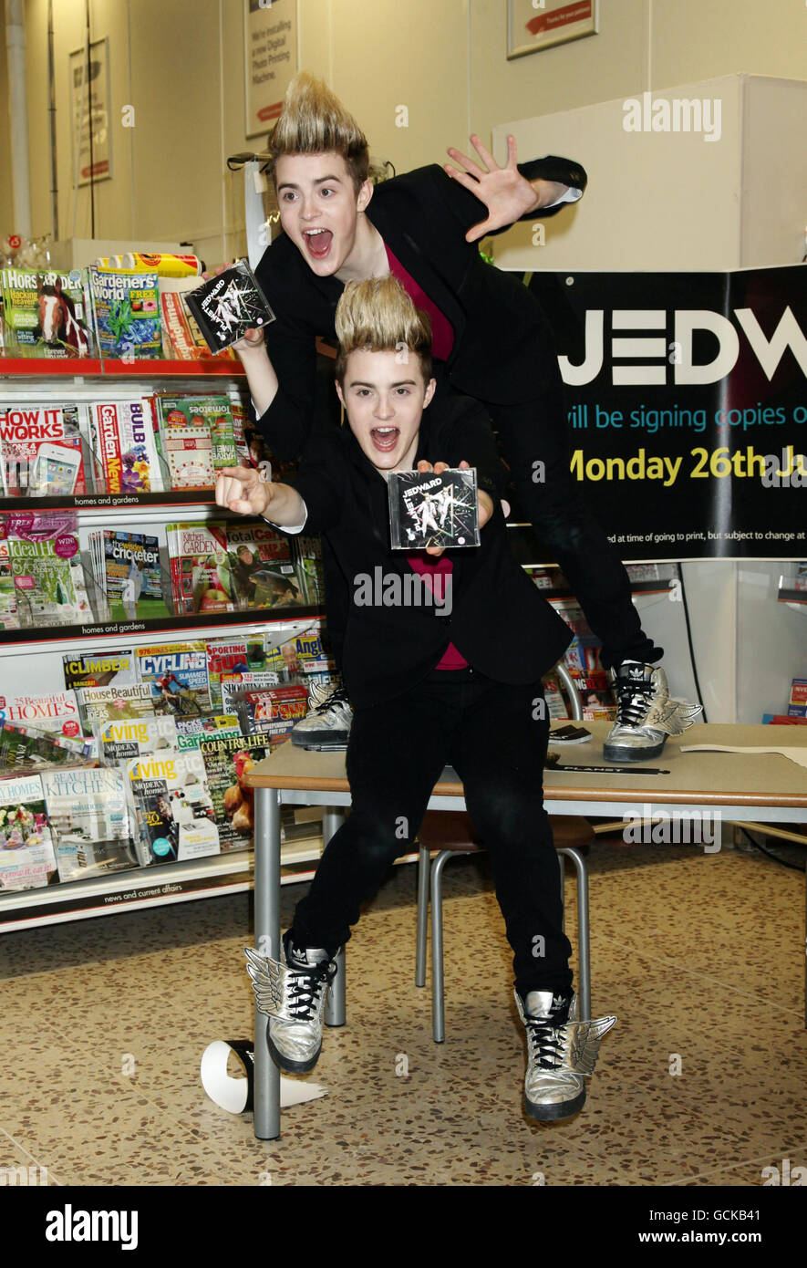 John et Edward Grimes, AKA Jedward, lors d'une cérémonie de signature ...