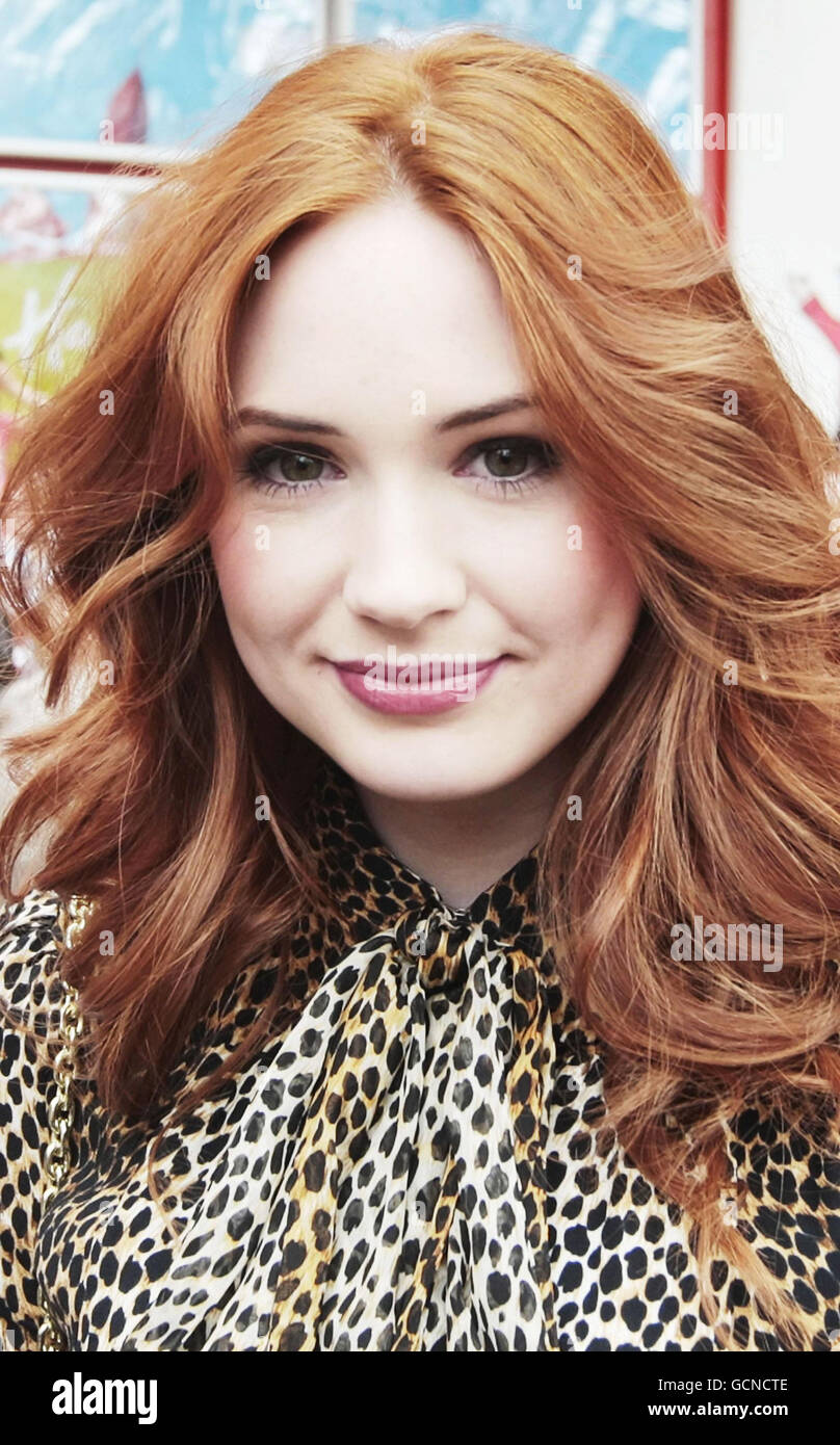 Le Dr qui l'actrice Karen Gillan arrive à un événement de signature à ...