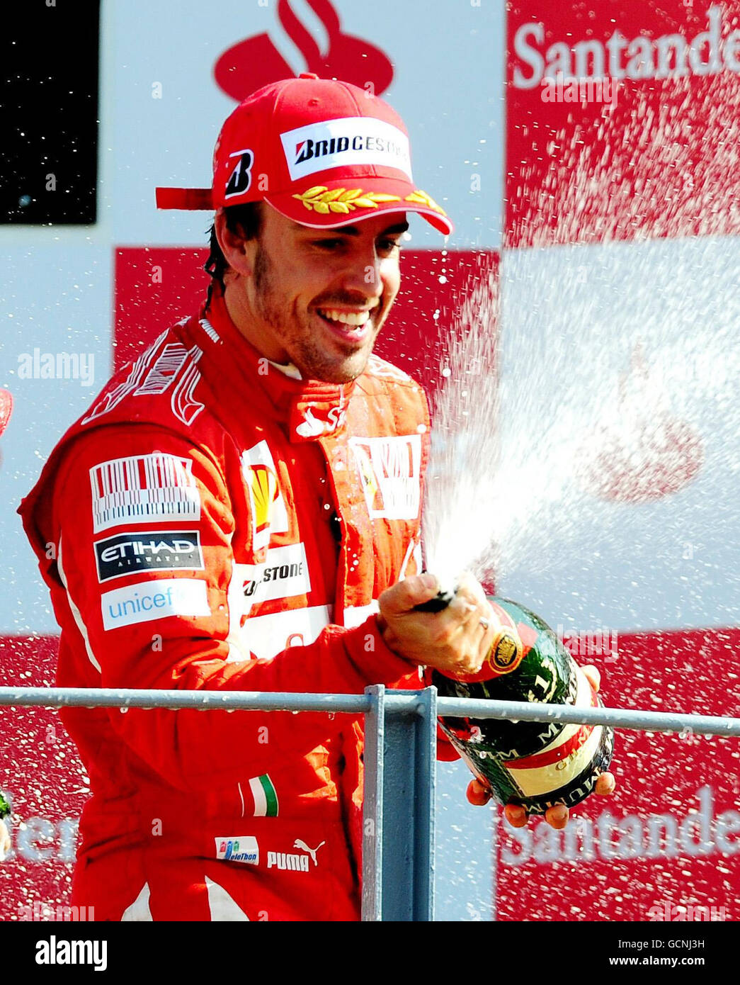 Fernando Alonso, de Ferrari, d'Espagne, célèbre sur le podium après ...