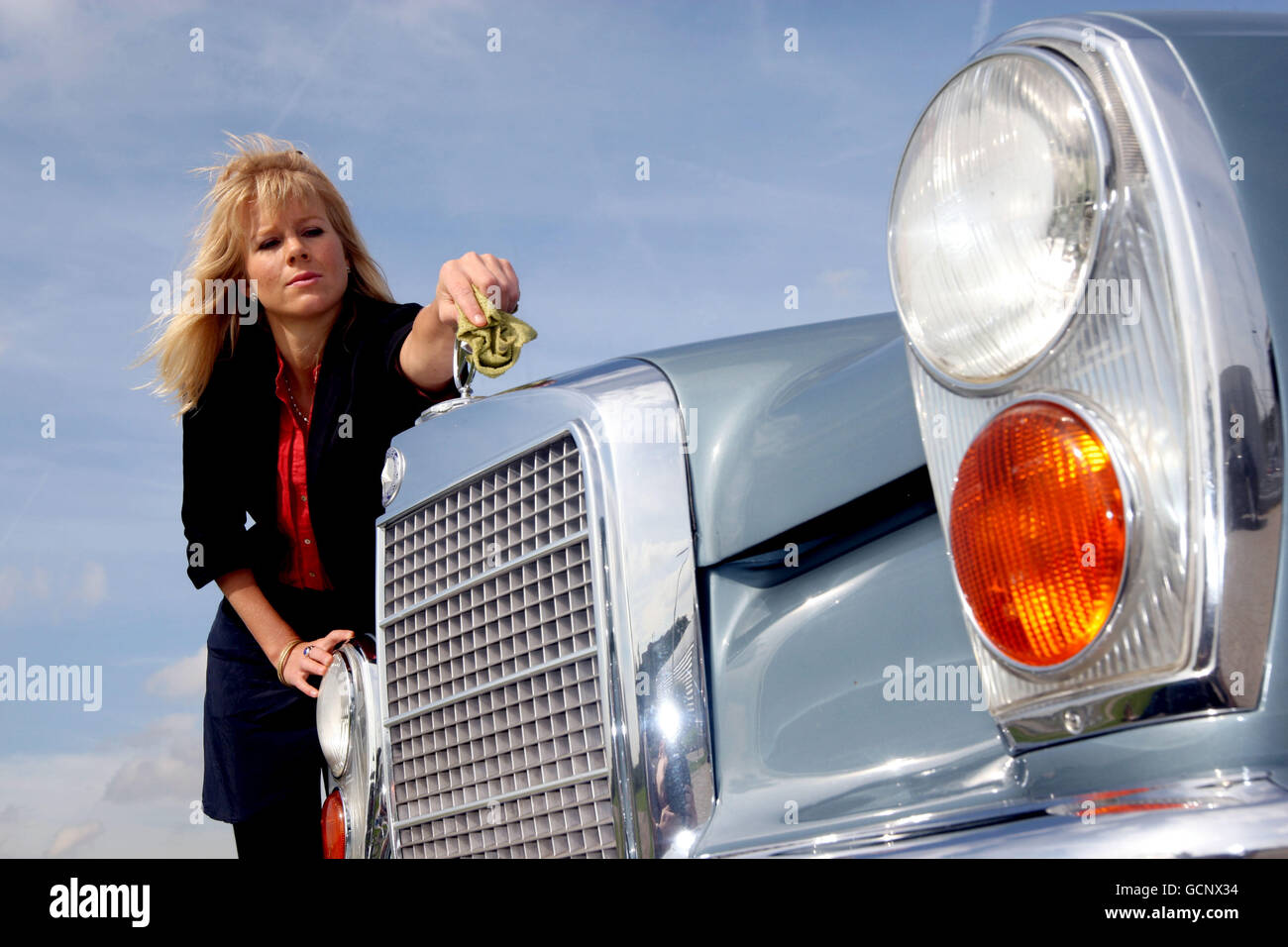Leonora Oldfield de Bonhams avec une Mercedes-Benz 600, une fois ...