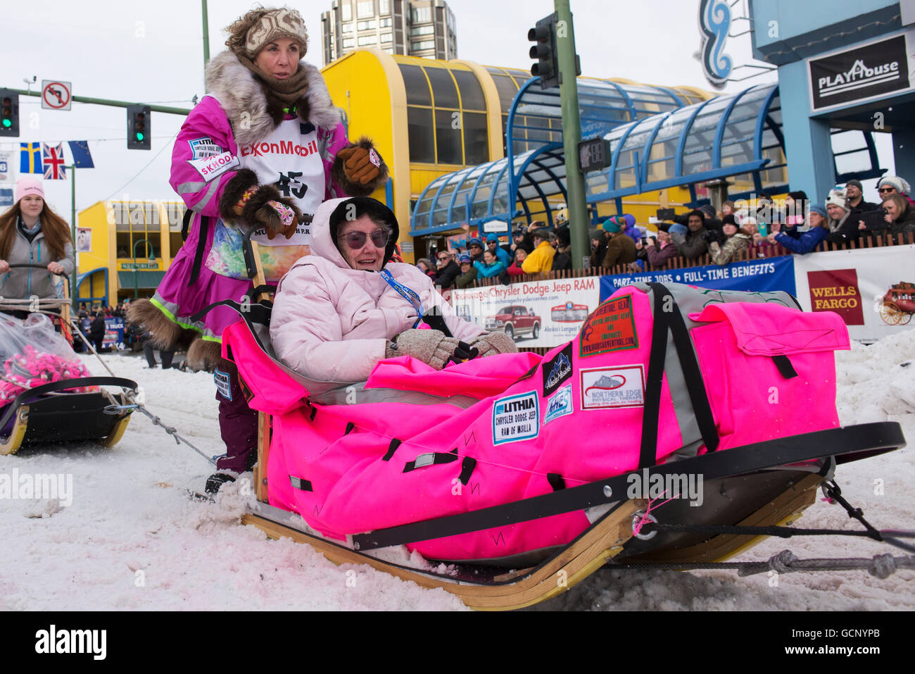 DeeDee Jonrowe et laissez l'équipe de la ligne de départ de cérémonie ...