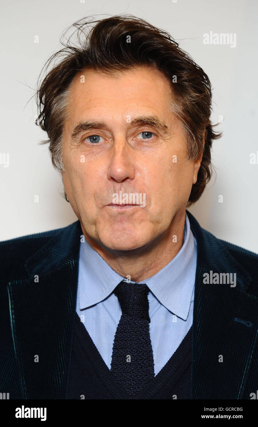 Bryan ferry signs copies of his new box set olympia Banque de ...