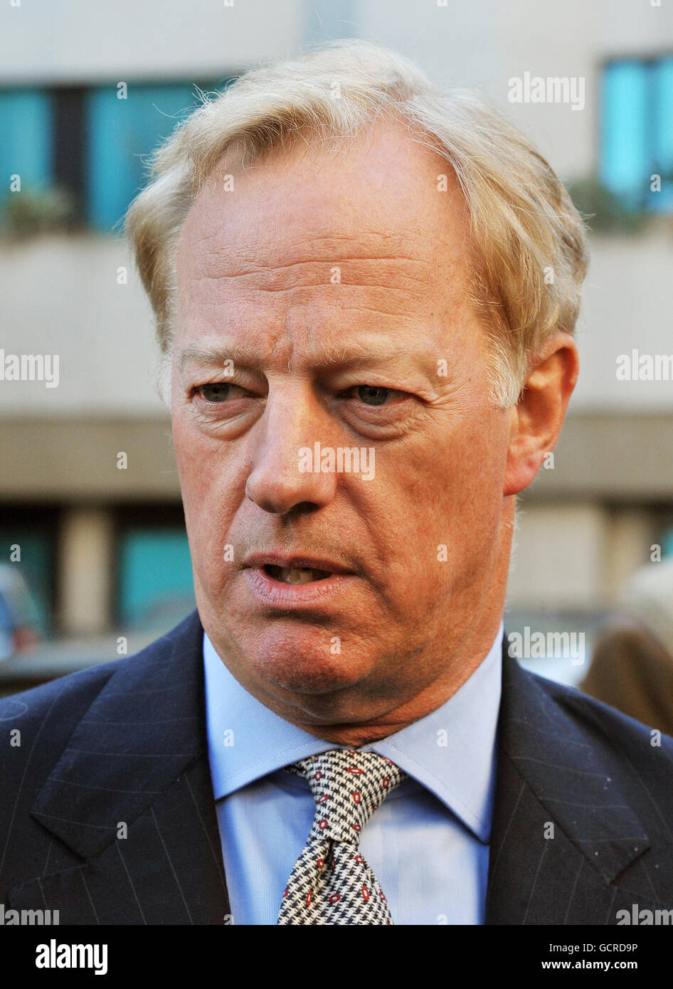 Mark Thatcher parle aux médias alors qu'il quitte l'hôpital Cromwell à ...