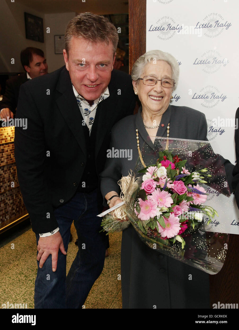 Chanteuse elena Banque de photographies et d’images à haute résolution ...