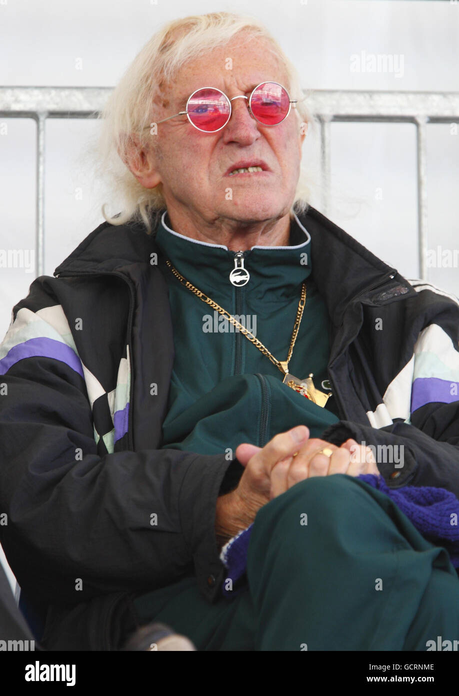 Sir Jimmy Savile montre que la reine Elizabeth II de Grande-Bretagne nomme le plus récent navire ...