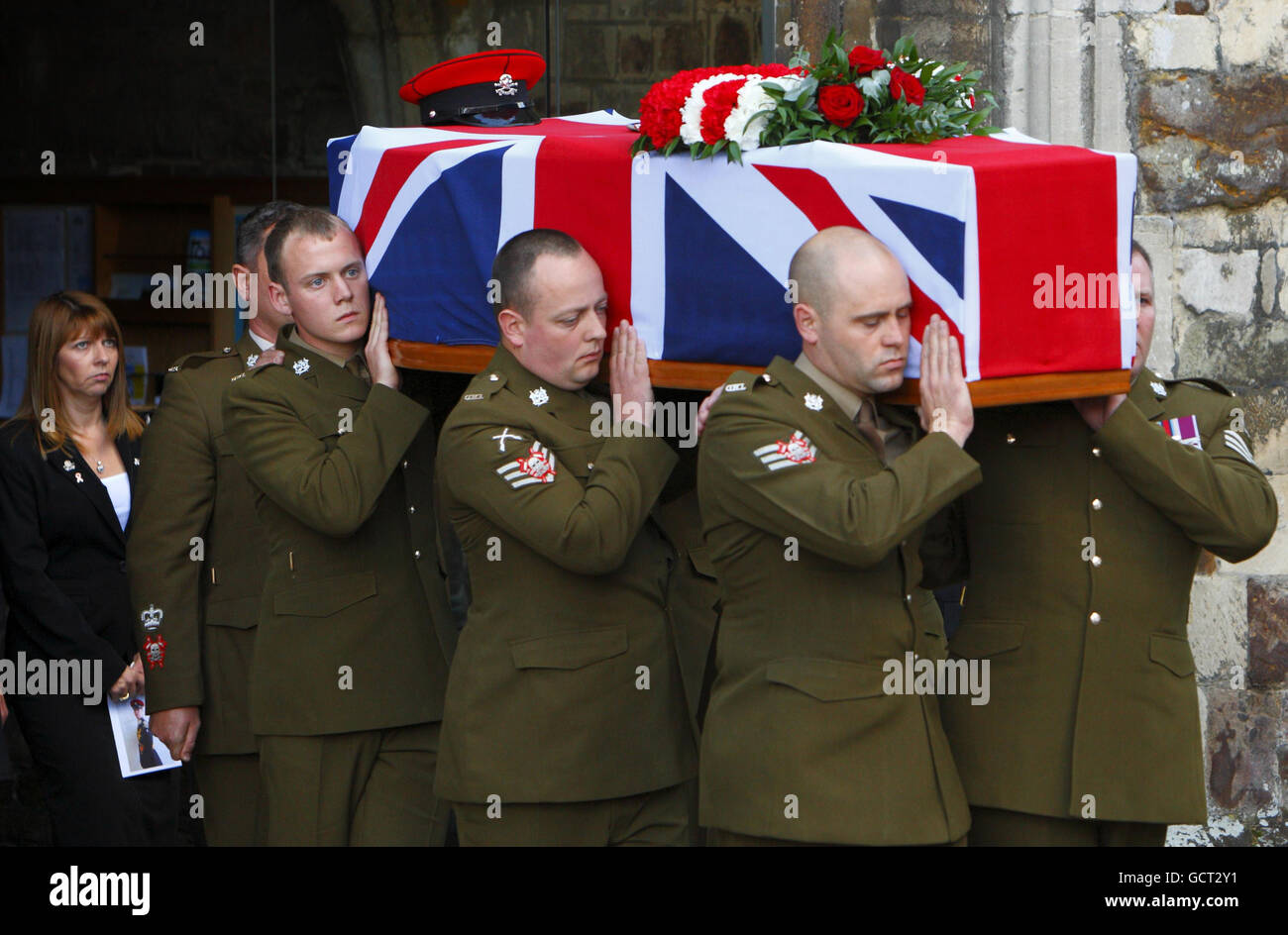 Le cercueil du cavalier Andrew Howarth, 20 ans, des Royal Lancer de la ...