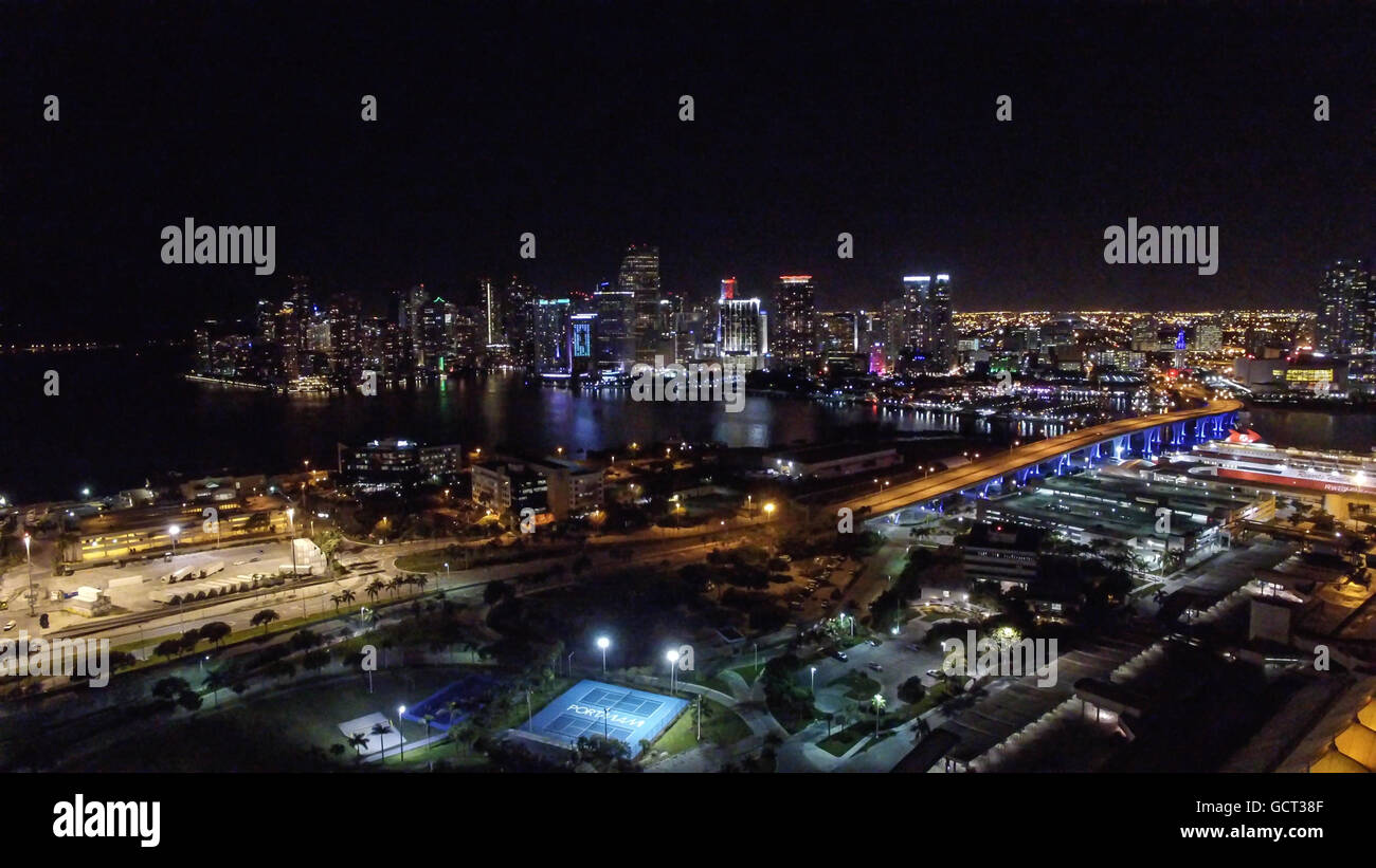 Vue aérienne du port de Miami avec les lumières de la ville de Miami ...