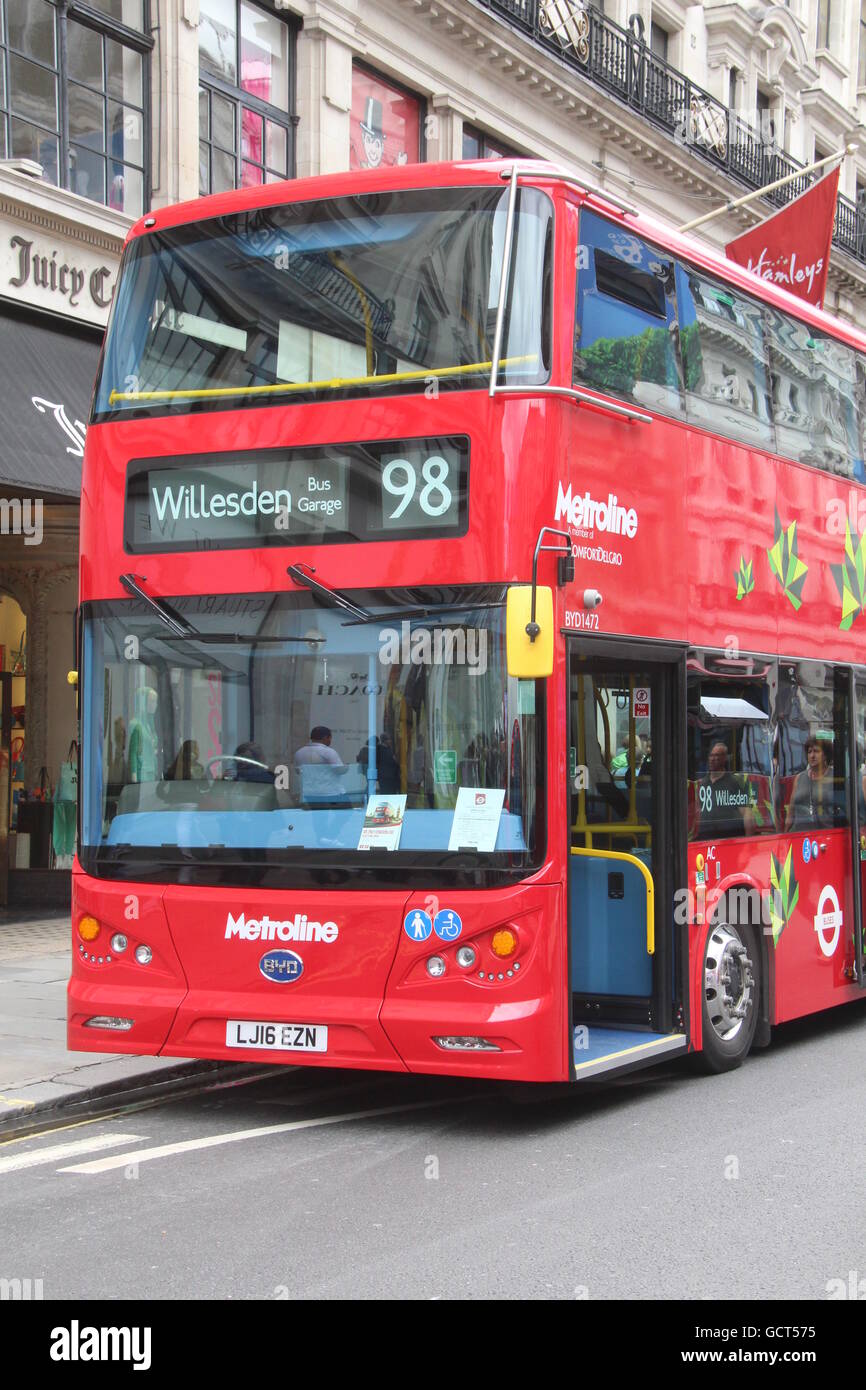 Vue PORTRAIT VERTICALE DE L'AVANT D'UN BUS DOUBLE ÉTAGE ÉLECTRIQUE BYD ...