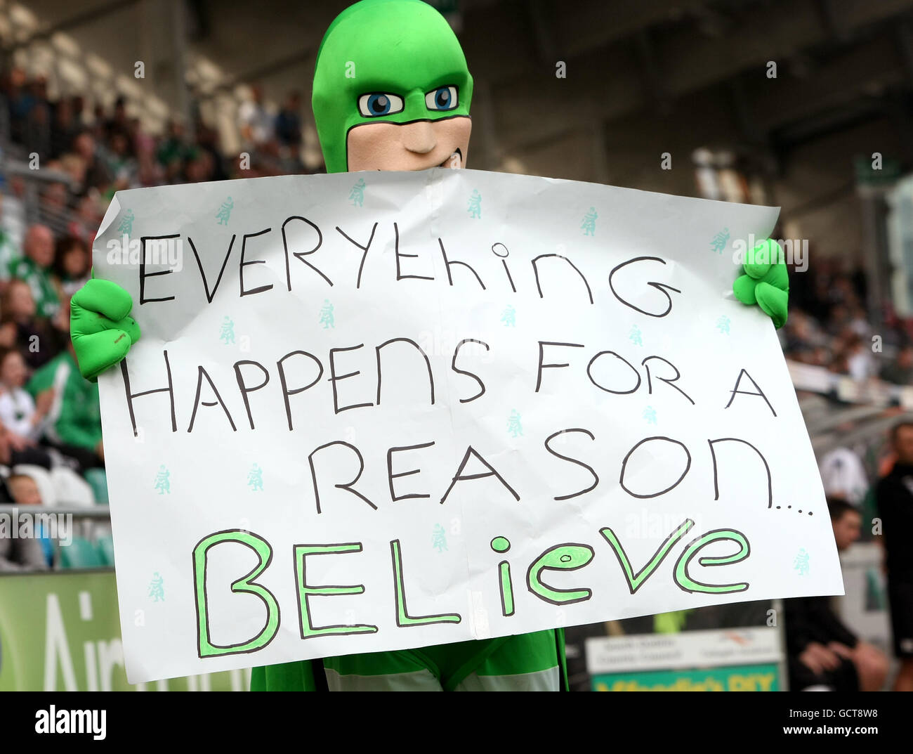 Mascotte de shamrock rovers hooperman tient une pancarte disant Banque ...