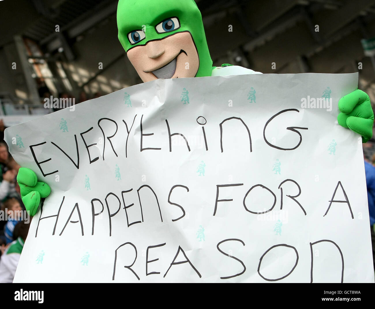Mascotte de shamrock rovers hooperman tient une pancarte disant Banque ...