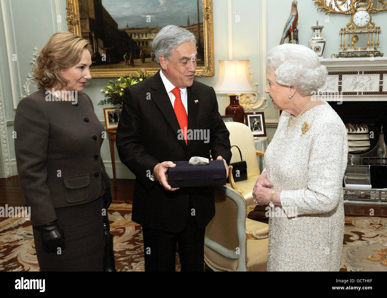 La reine Elizabeth II reçoit un morceau de rocher de la mine de San ...