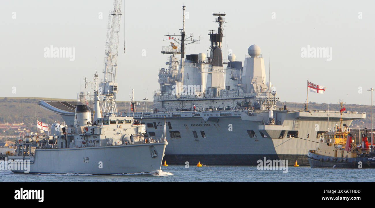 Le chasseur de mines HMS Hurworth (à gauche) passe devant le vaisseau ...