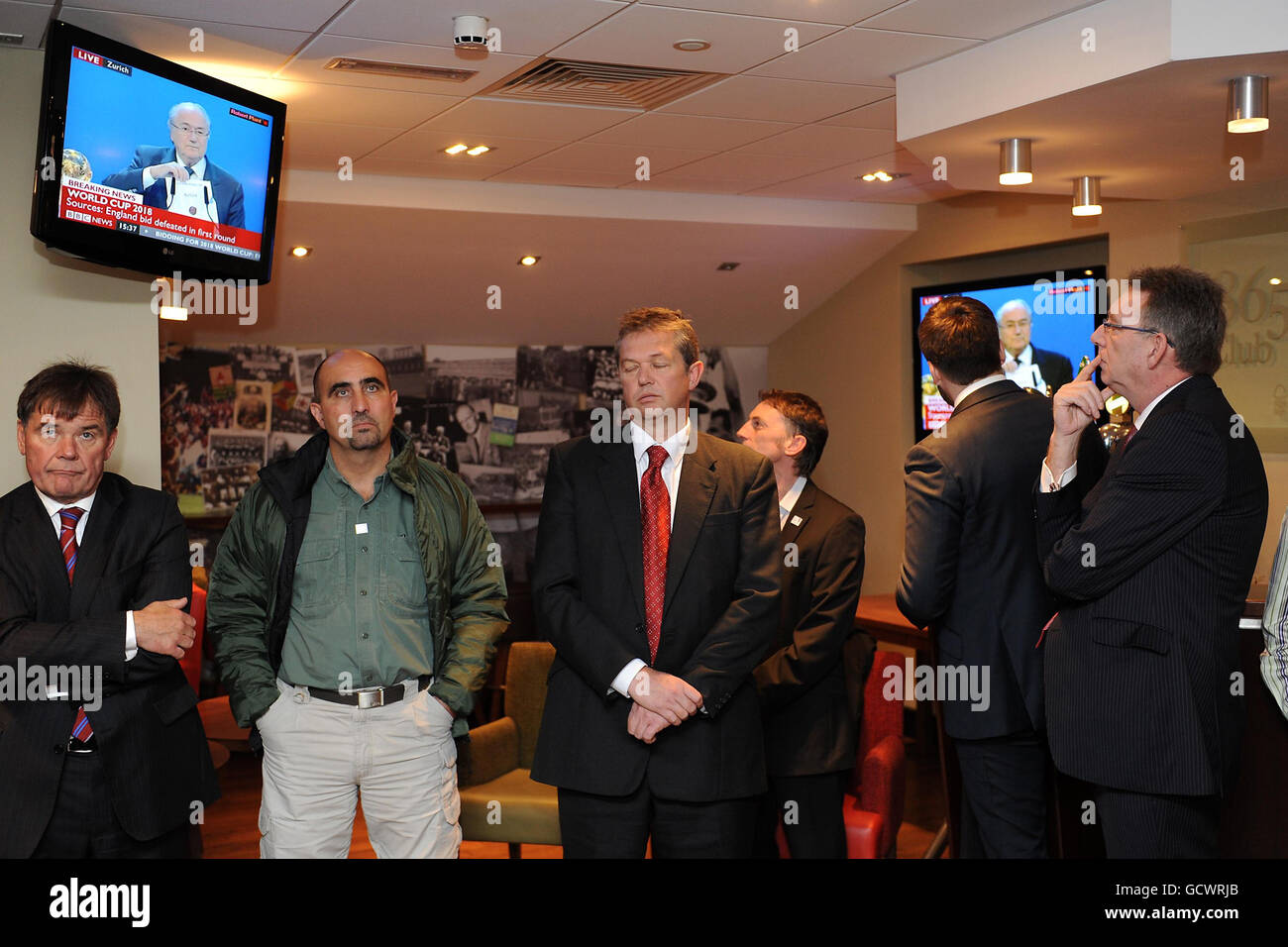 Mark Arthur, directeur général de Nottingham Forest (au centre), réagit ...
