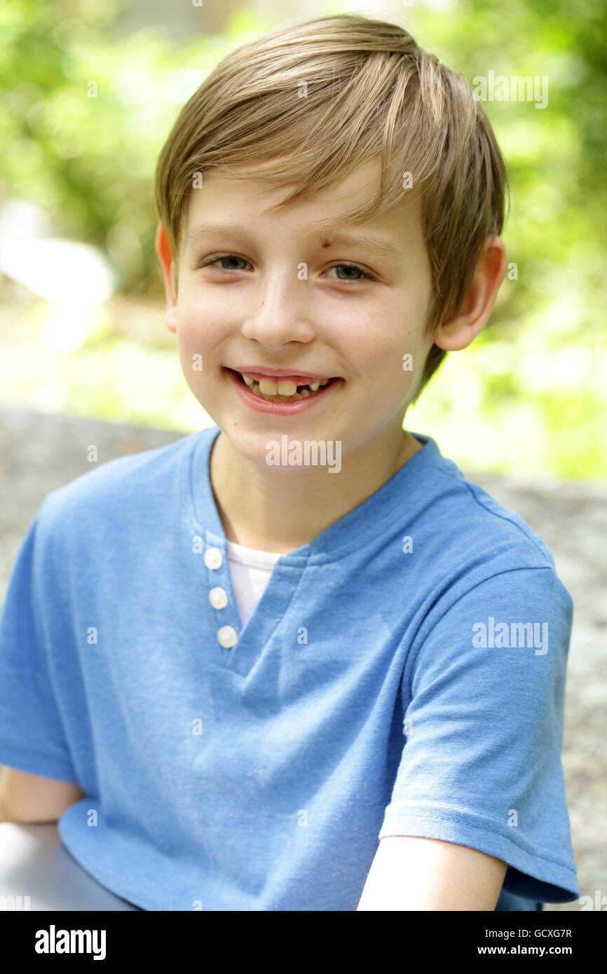 Petit garçon blond yeux bleus Banque de photographies et d’images à ...