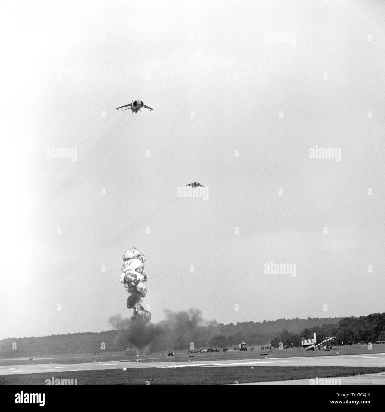 Un RAID de bombardement simulé par des jets d'Harrier de la Royal Air ...