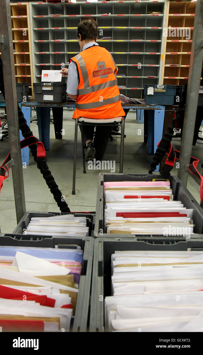 Le personnel de Royal Mail au bureau de triage de St Rollox à Glasgow ...