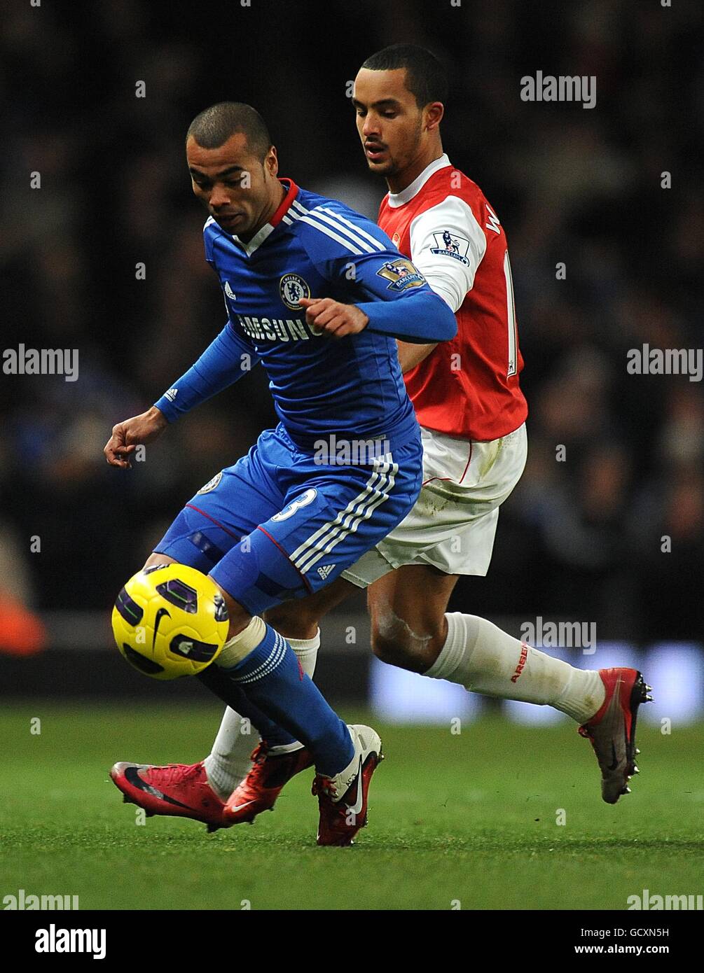 Arsenaux theo walcott chelseas ashley cole bataille pour le ballon ...