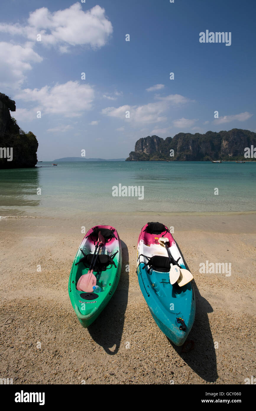 Kayaks et plage Banque de photographies et d’images à haute résolution ...