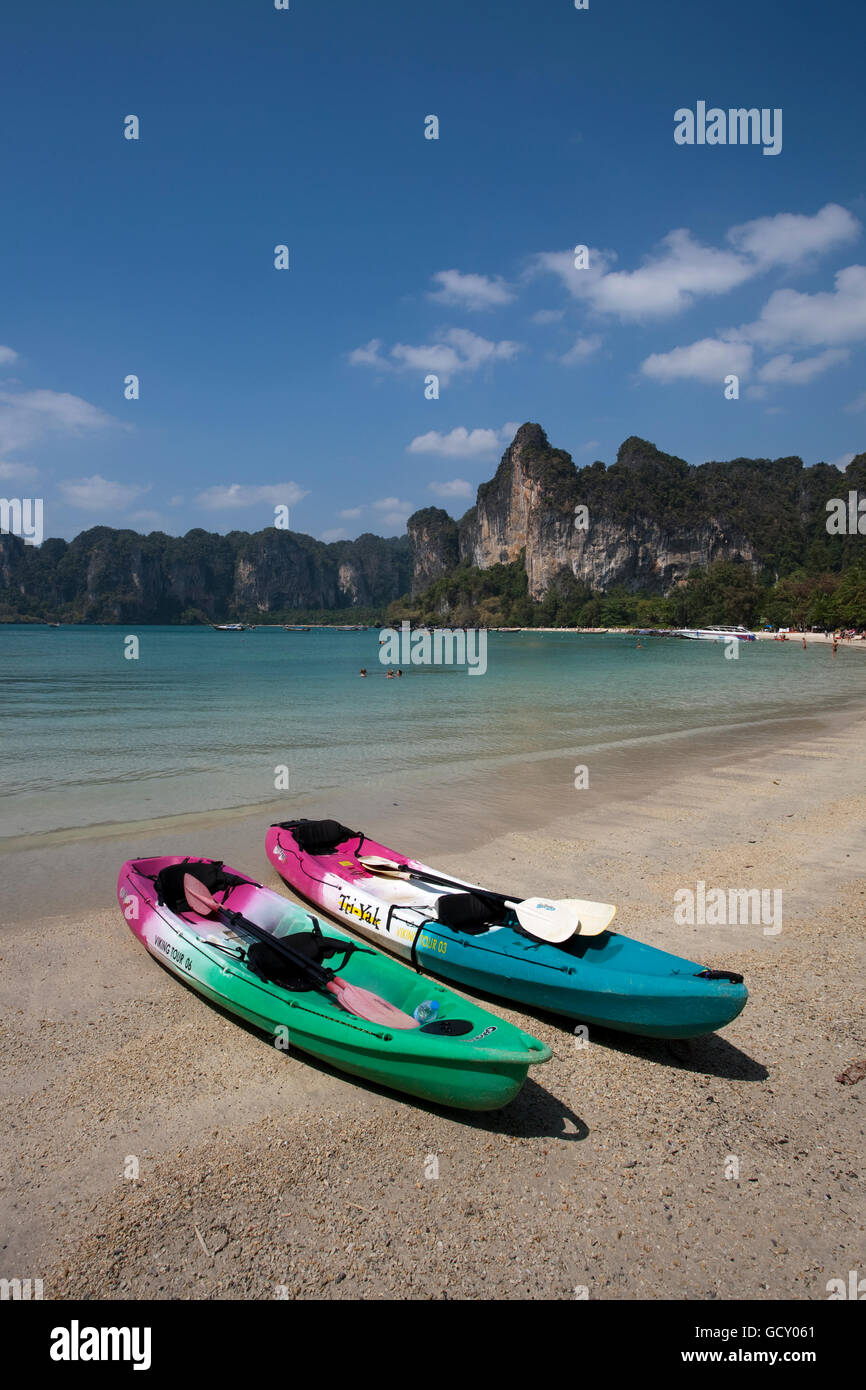 Kayaks et plage Banque de photographies et d’images à haute résolution ...