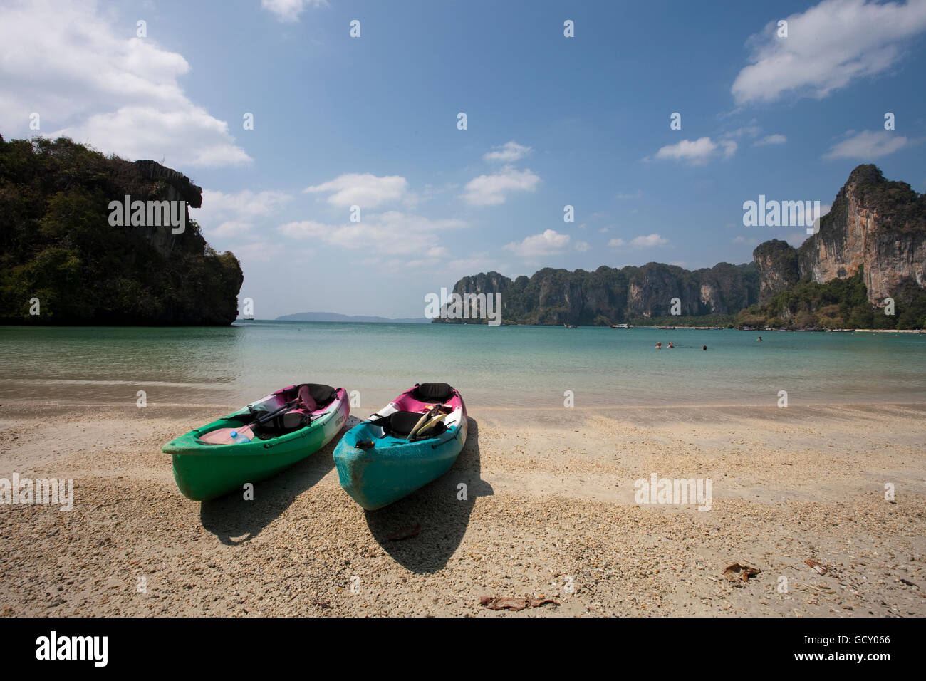 Kayaks et plage Banque de photographies et d’images à haute résolution ...